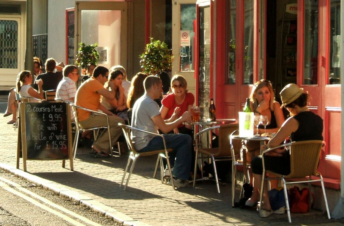 How To Enhance Your Customer Experience At A Wine Bar